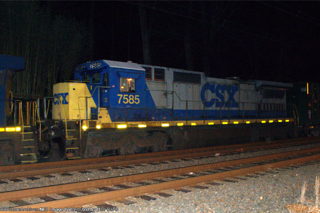 CSX C40-8 7585 trails on Q702-30